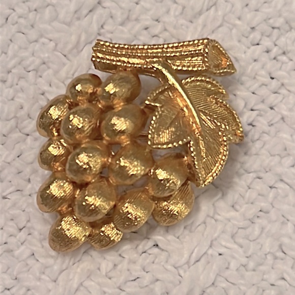 Jewelry | Vintage Bunch Of Grapes Brooch Gold In Color | Poshmark